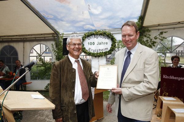 Festfreude: Dieter Stark bringt Ehrenurkunde mit