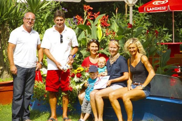 Bademeister Siggi Kathan begrüßt mit Vera Popp seinen 100 000. Besucher