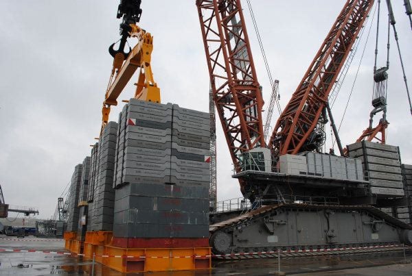 Krankoloss LR 13 000 hebt 3371 Tonnen