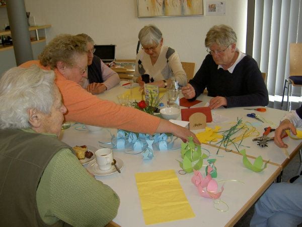 Senioren amüsieren sich beim Basteln und Handarbeiten