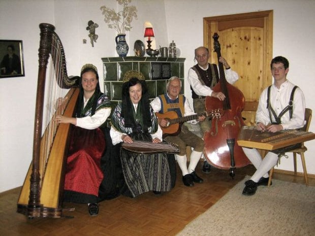 Mit Hackbrett, Harfe und 458 Musikstücken