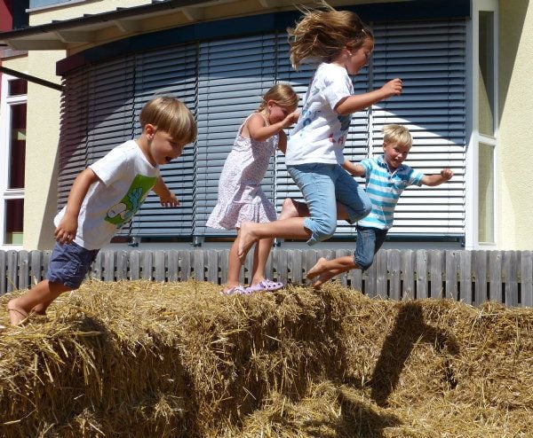 Stroh-Hüpfburg kommt besonders gut an