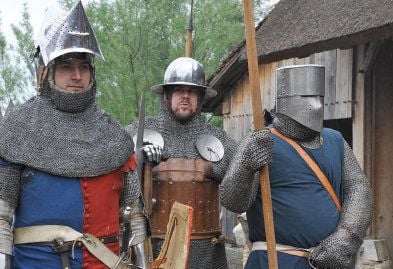 Ritter zeigen ihre Rüstungen