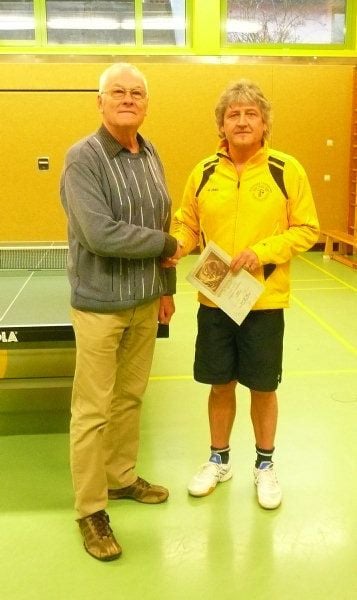 Höflacher ehrt Harald Schiele