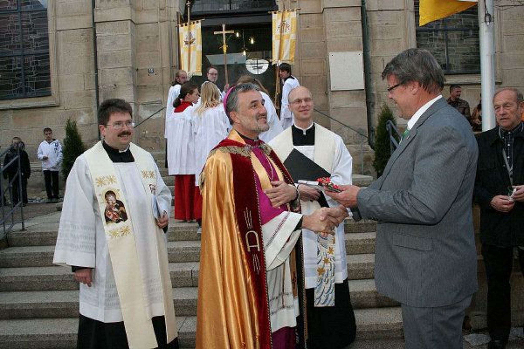 Weihbischof Thomas Maria Renz feiert in Lauchheim Maiandacht