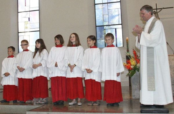Acht neue Ministranten stellen sich in Brochenzell vor