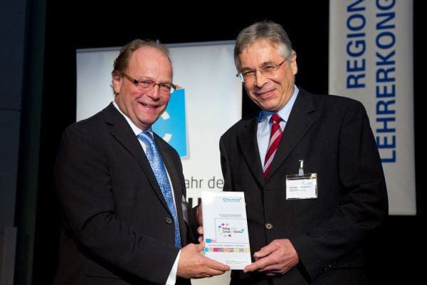 Hermann Heinzelmann erhält Auszeichnung