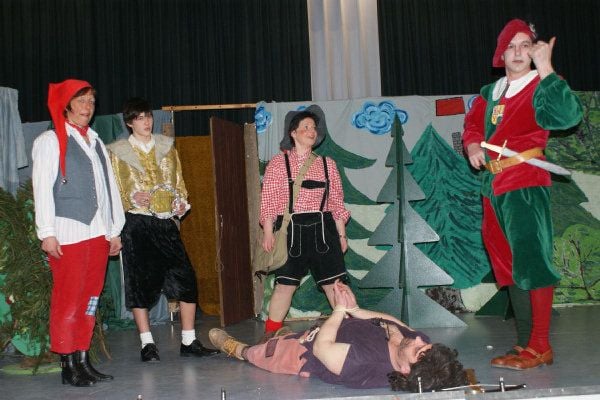 Hotzis lassen Kasper und Seppl dem armen Ritter helfen