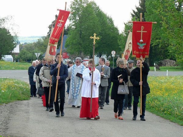 Christen ziehen mit hellem Singen hinaus ins Freie
