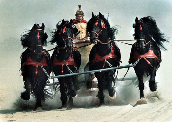 In Rohrdorf jagt „Ben Hur“ mit dem Vierspänner durch den Sand