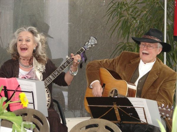 Mariechen sitzt weinend im Garten und die Gäste schunkeln