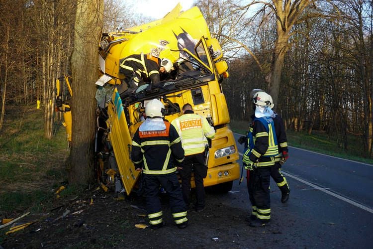 Lkw kracht gegen Baum