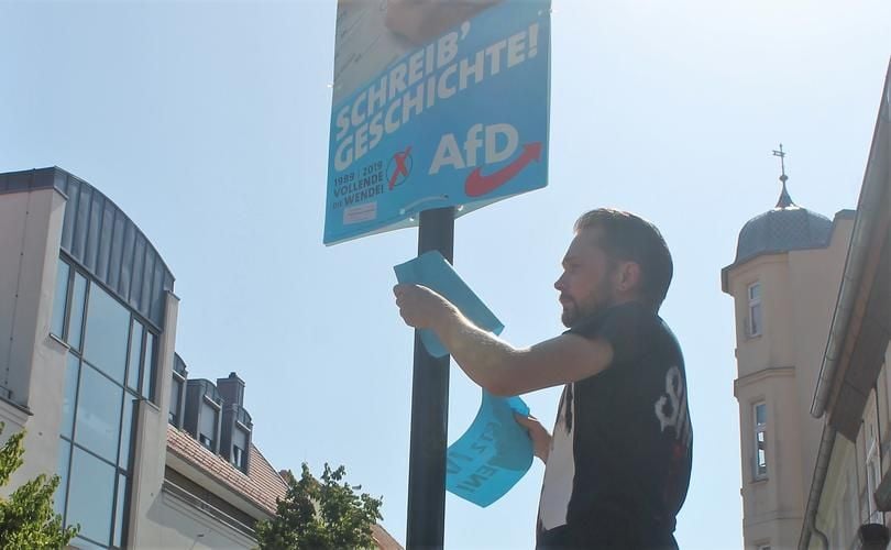 AfD-Plakate in Templin mit Nazi-Slogans überklebt