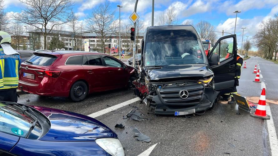 Mehrere Verletzte nach Unfall auf der B96 in Neubrandenburg