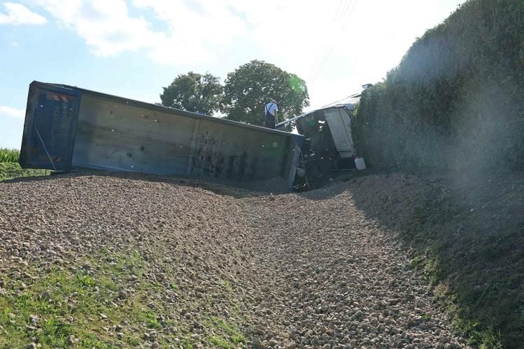 26 Tonnen Schotter auf Straße bei Rostock verteilt