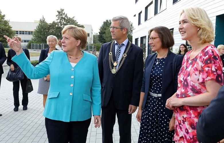 Bundeskanzlerin Merkel eröffnet Schule in Greifswald
