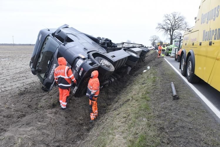LKW umgekippt – B110 voll gesperrt