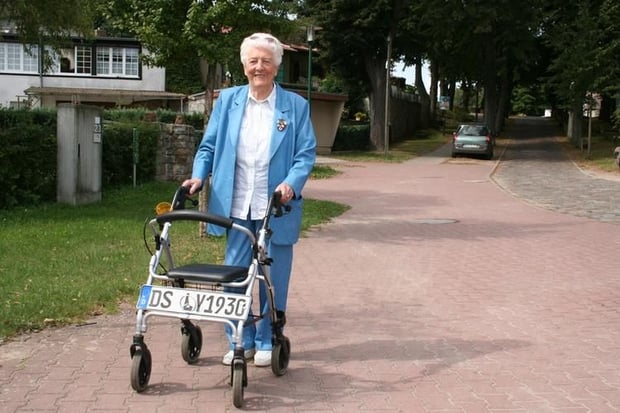 Flotte Oma macht aus ihrem Rollator ein Gute-Laune-Mobil
