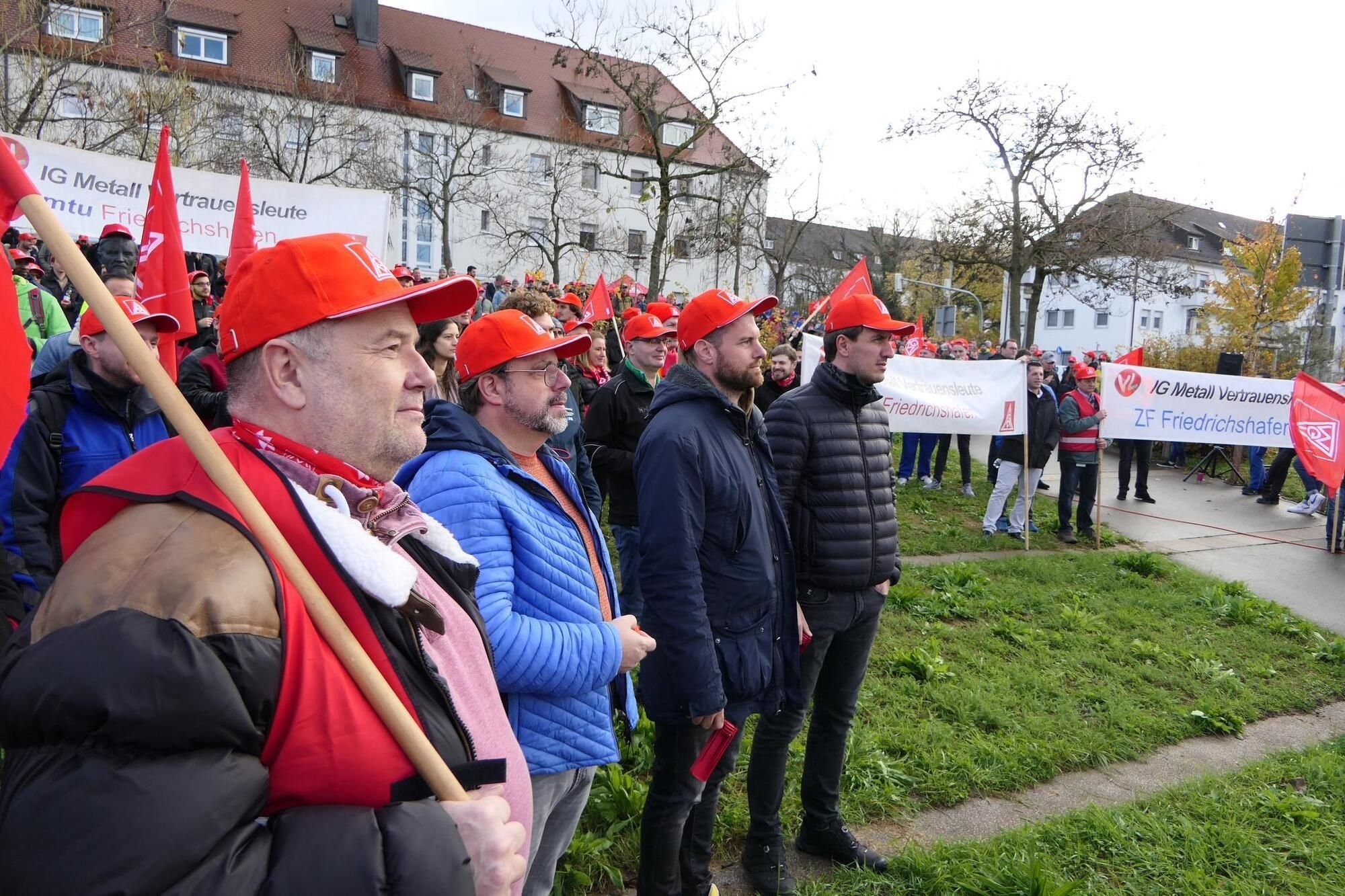 Mit Video: Rund 1000 Metaller streiken in Friedrichshafen