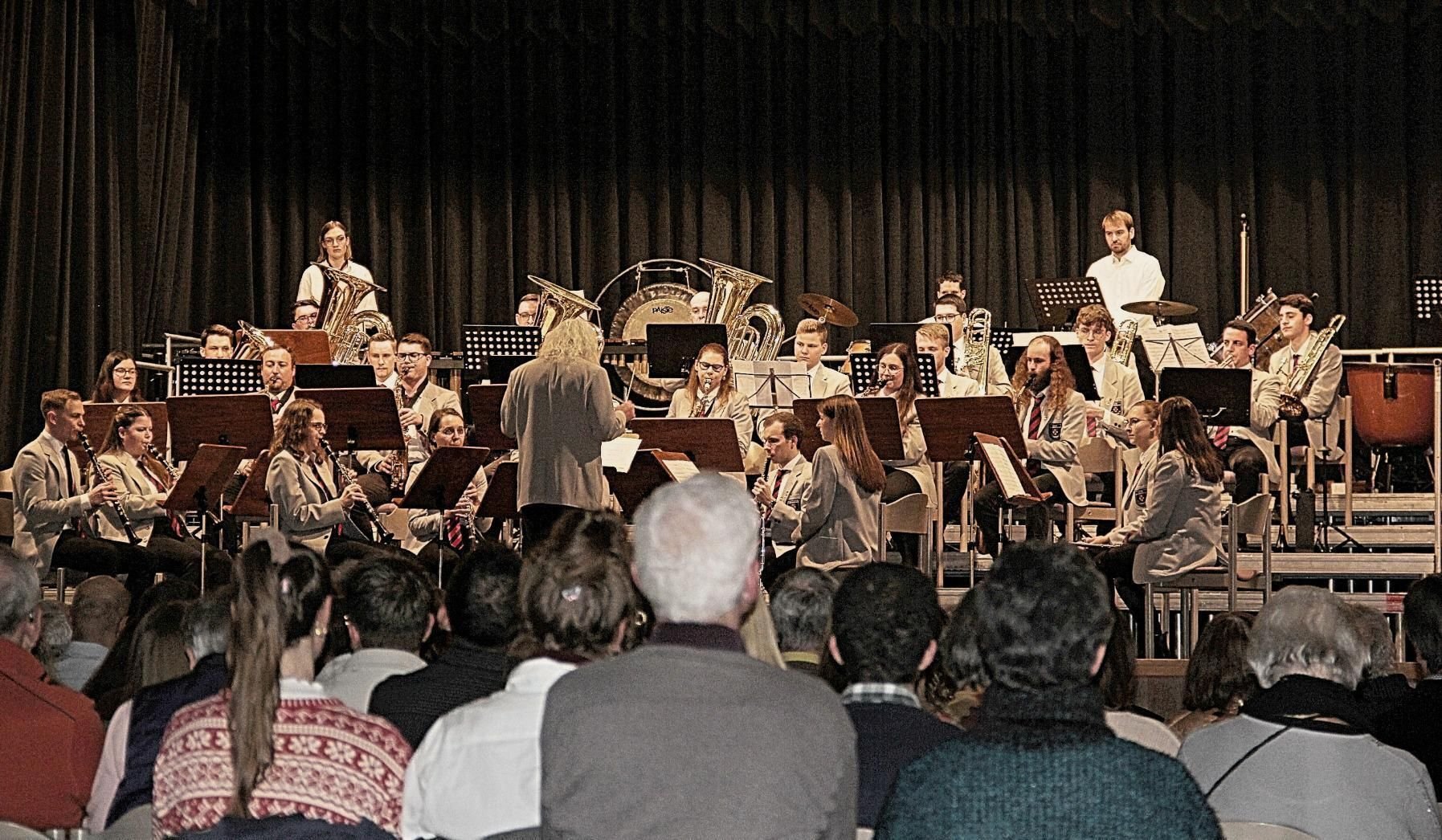 Jugendblasorchester Ellwangen gibt großartiges Weihnachtskonzert