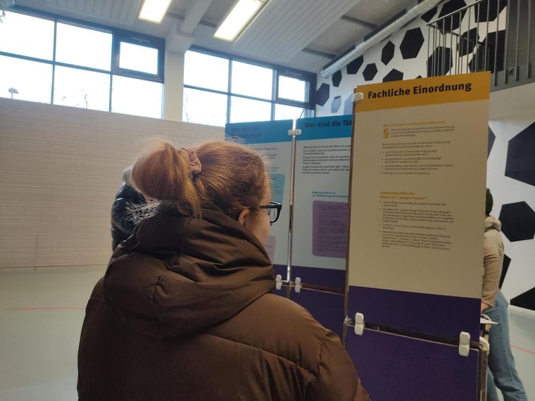 Loverboy-Masche: Ausstellung klärt auf, wie junge Frauen in ...