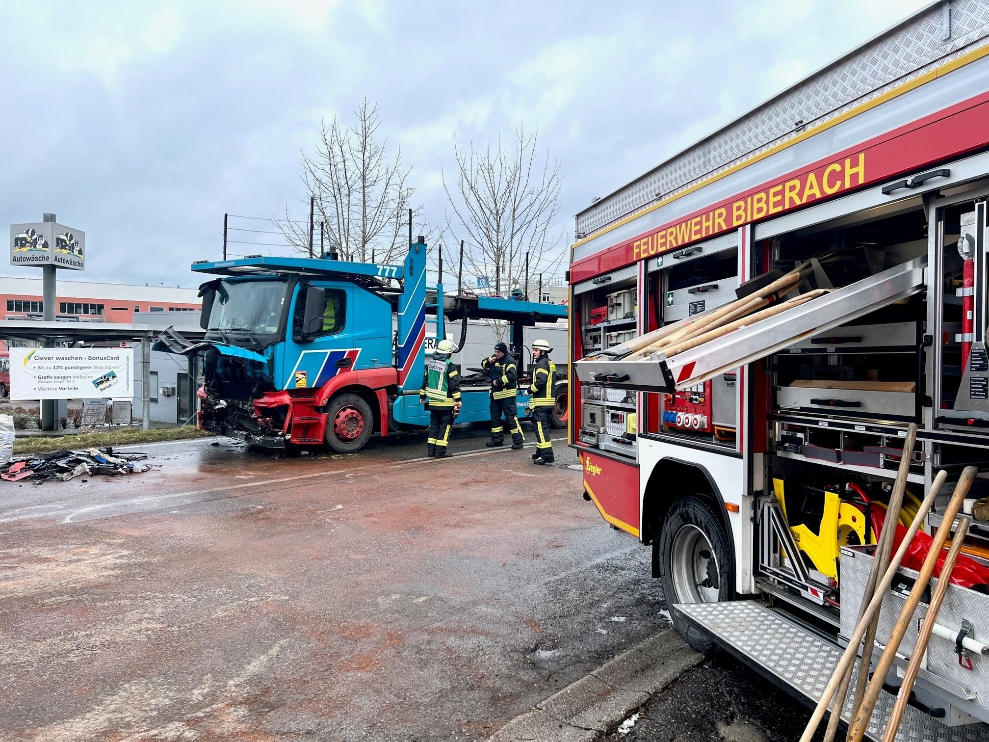 Unfall in Biberach: Auto stößt frontal mit Autotransporter zusammen