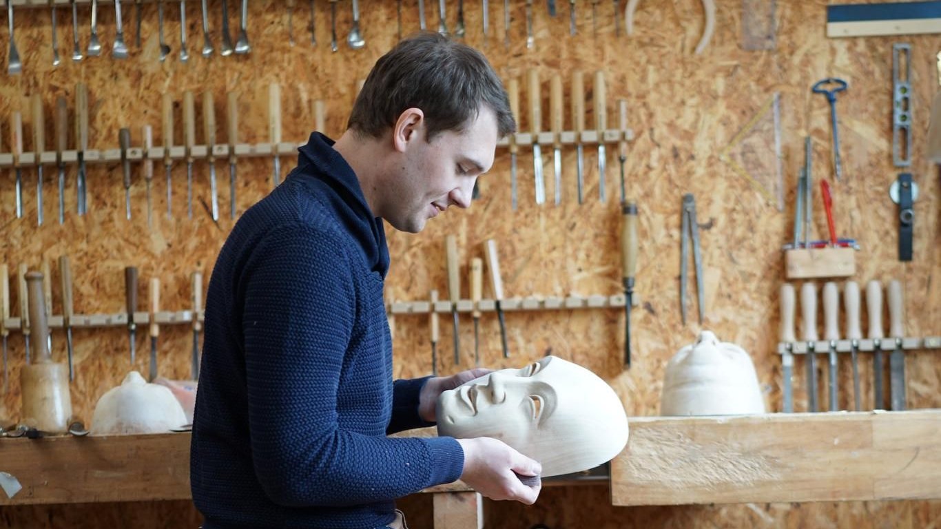 Stephan Strauss schnitzt Masken für Narrenzünfte