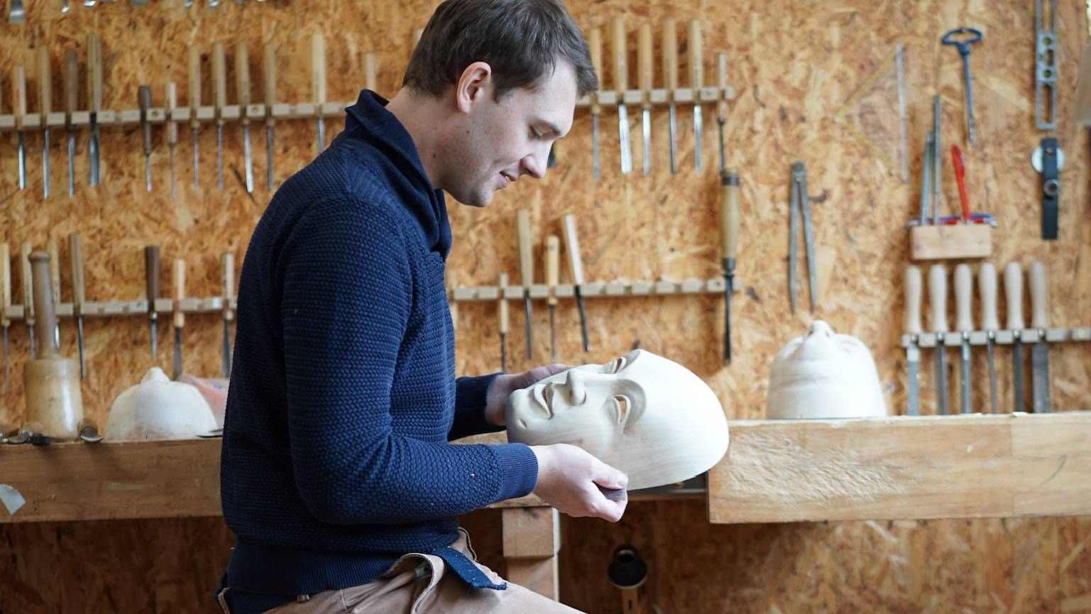 Stephan Strauss schnitzt Masken für Narrenzünfte