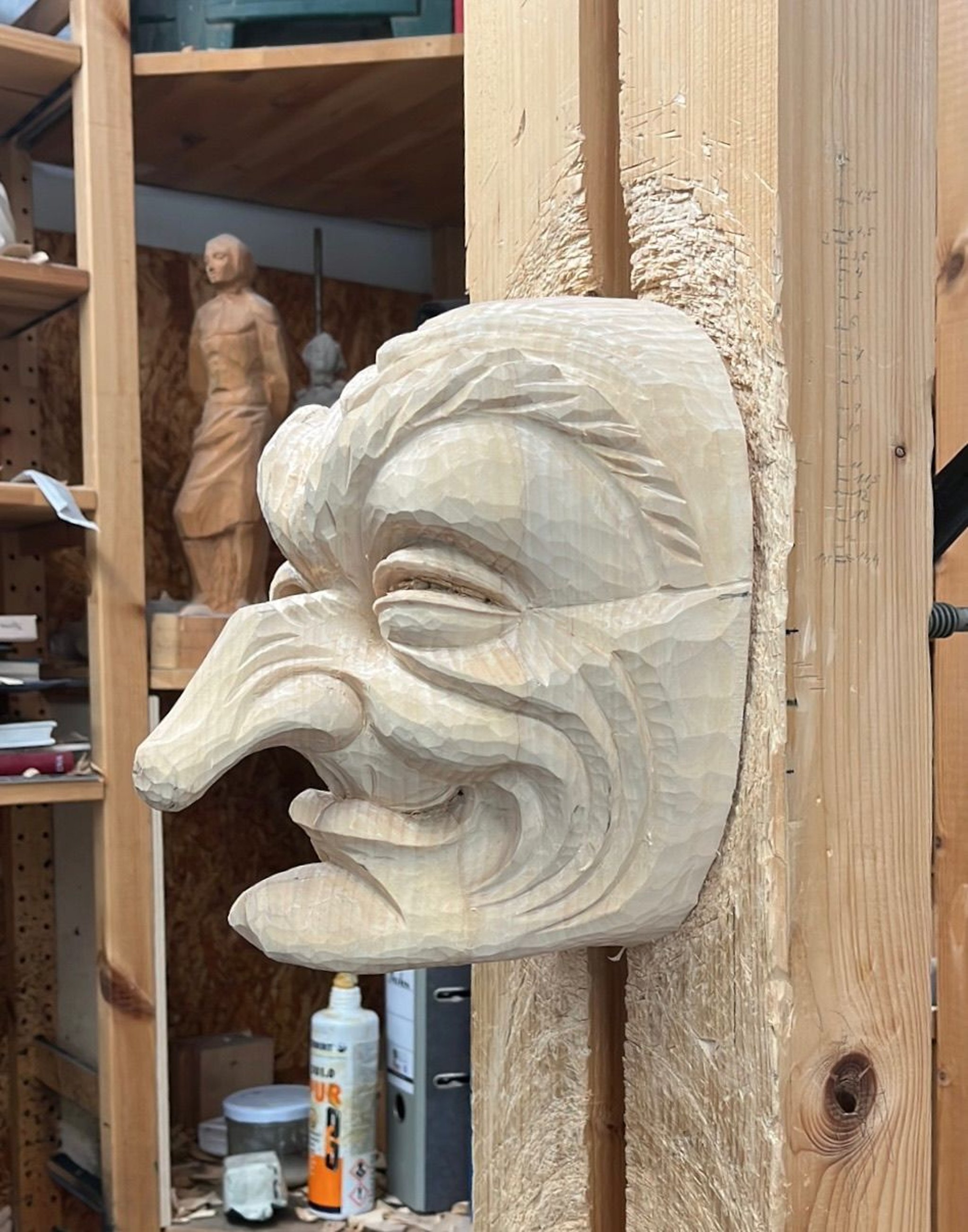 Stephan Strauss schnitzt Masken für Narrenzünfte