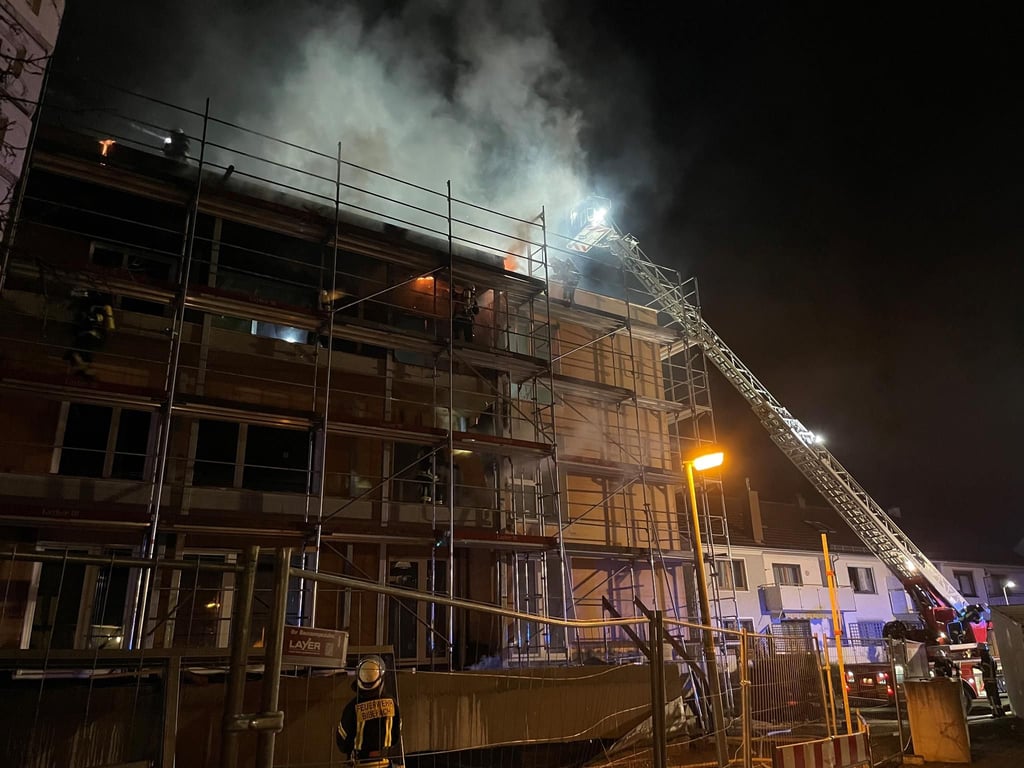 Brand auf Baustelle: Biberacher Feuerwehr rückt zu einem Großeinsatz aus