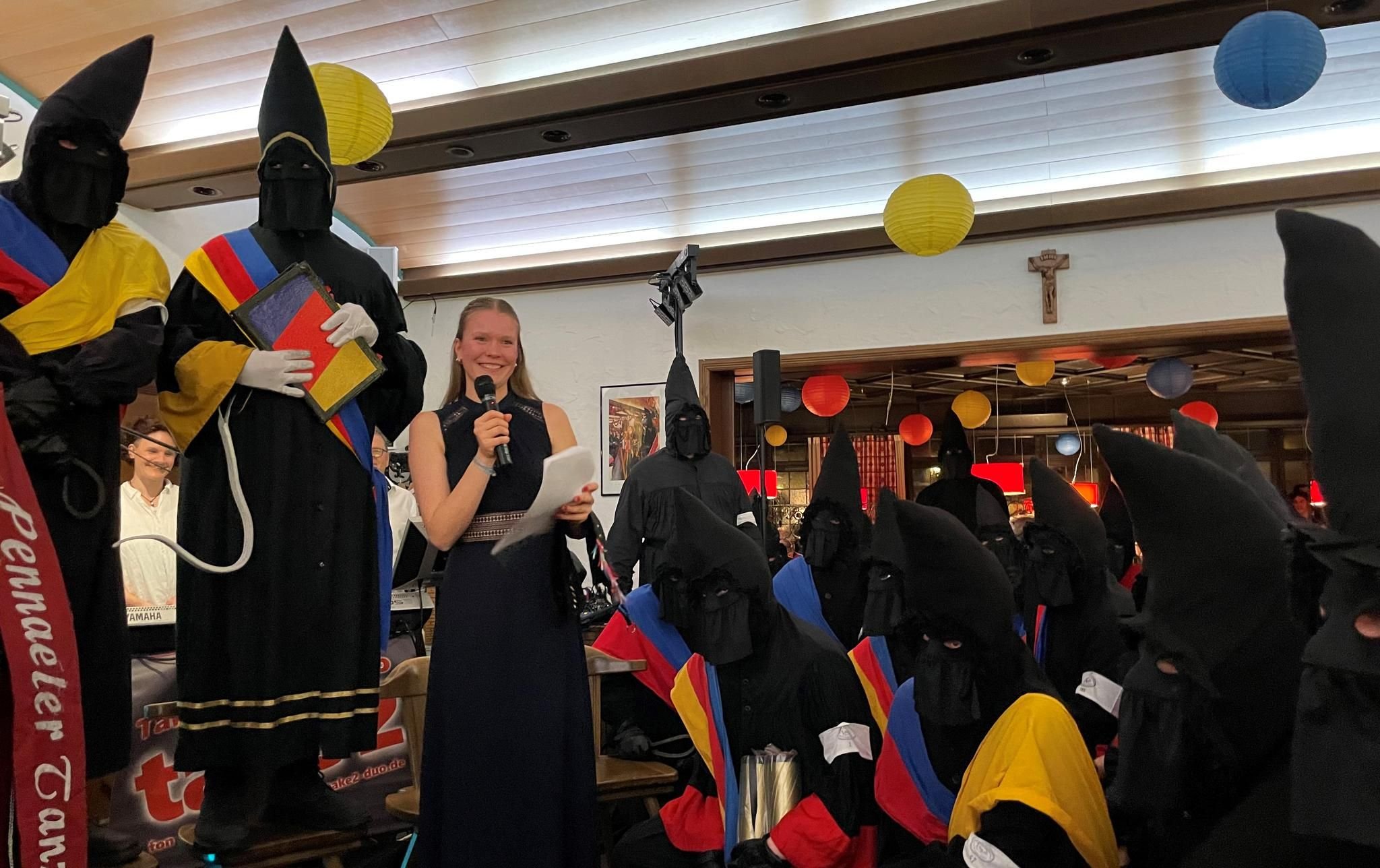 Tanzstundendame Margret Ahrendt erteilt der Schwarzen Schar eine Lehre