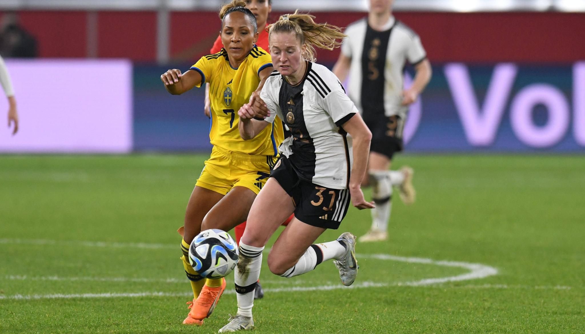 Janina Minge debütiert für Deutschlands Frauen
