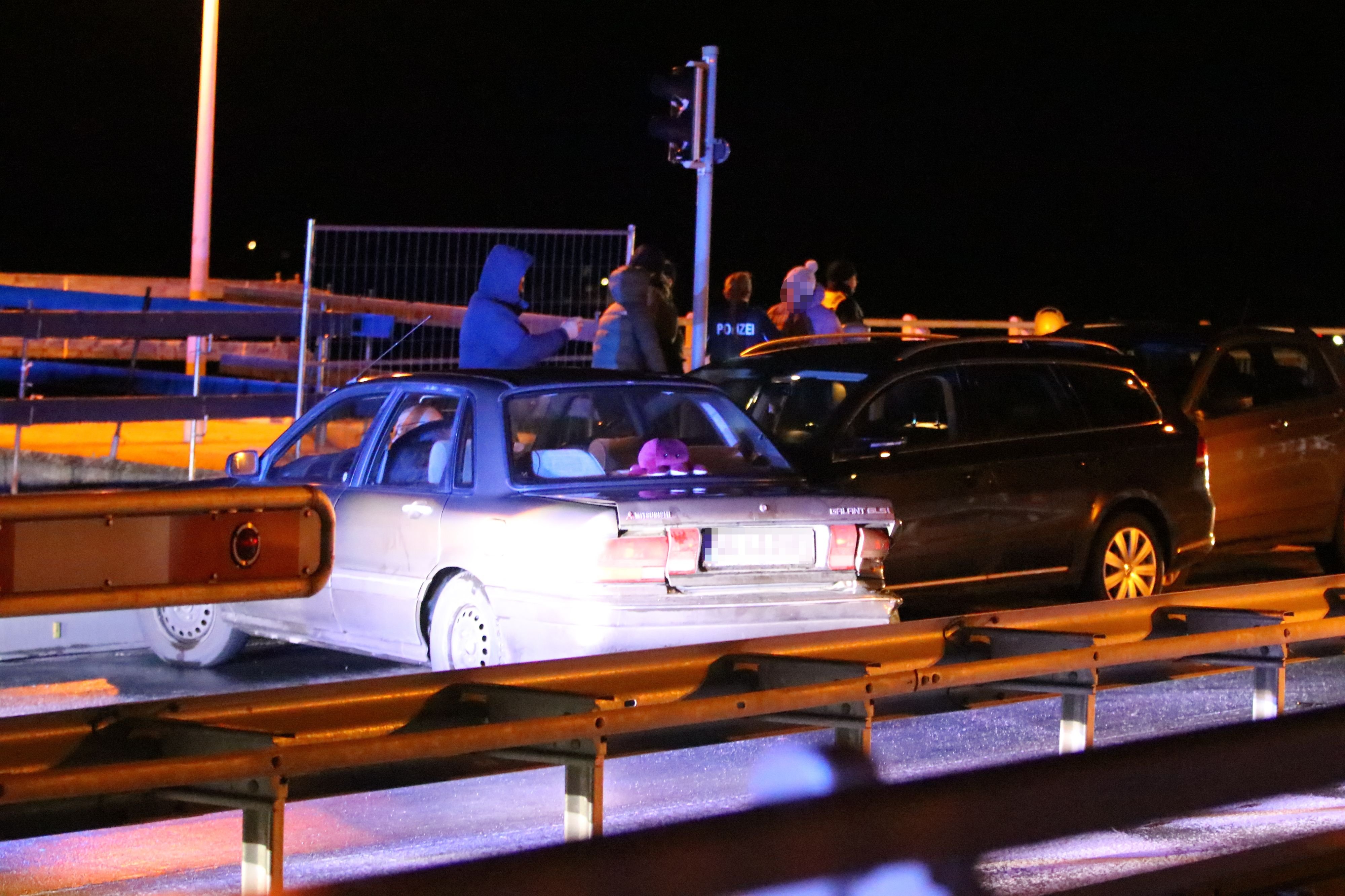 Unfall auf Peenebrücke in Wolgast — Vollsperrung und Verletzte Unfall auf Peenebrücke in Wolgast — Vollsperrung und Verletzte