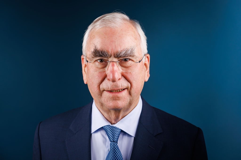 Theo Waigel wird bei seinen Augenbrauen rabiat