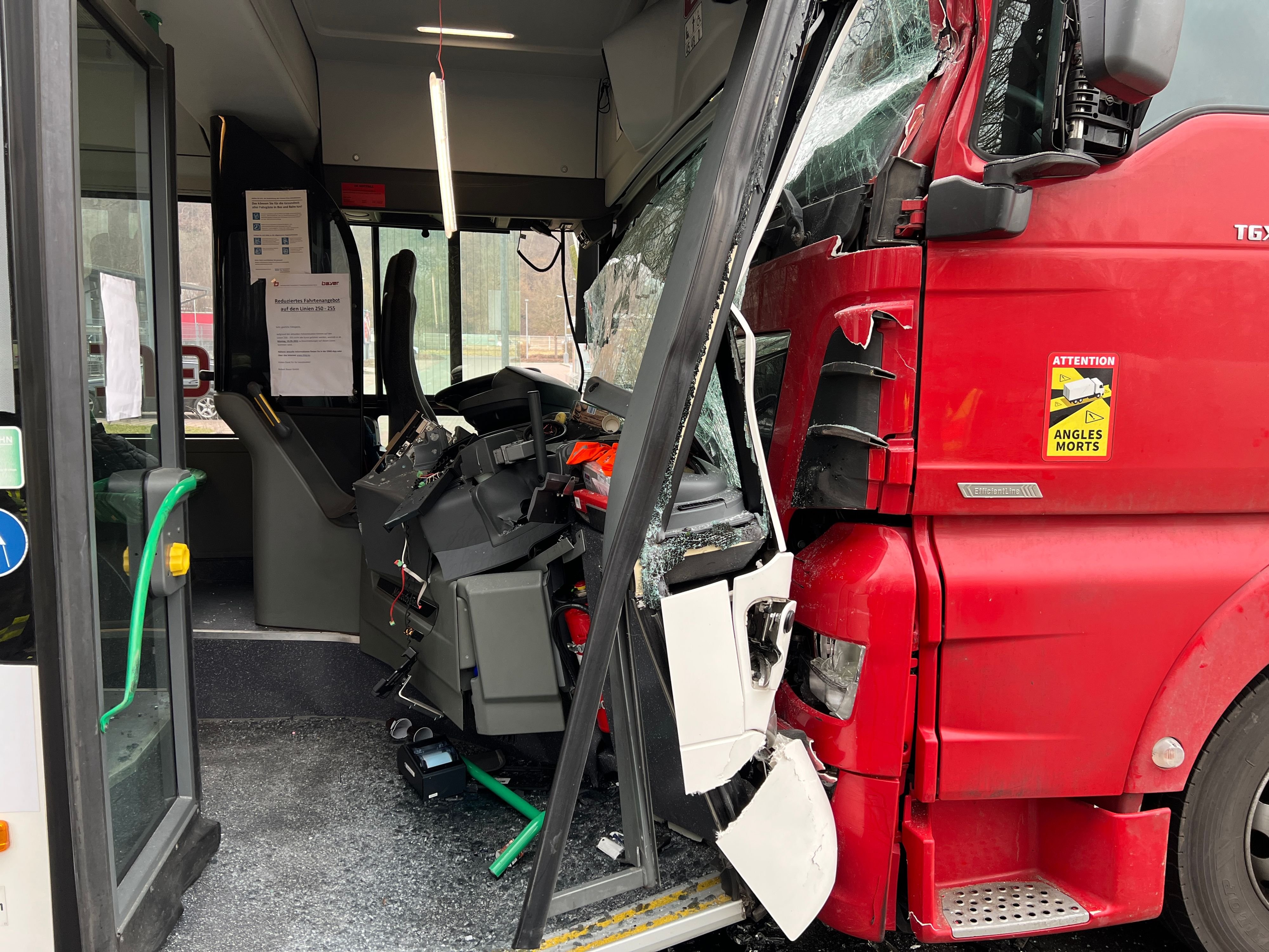 Biberach: Unfall mit Schulbus und Lkw - 28 Verletzte