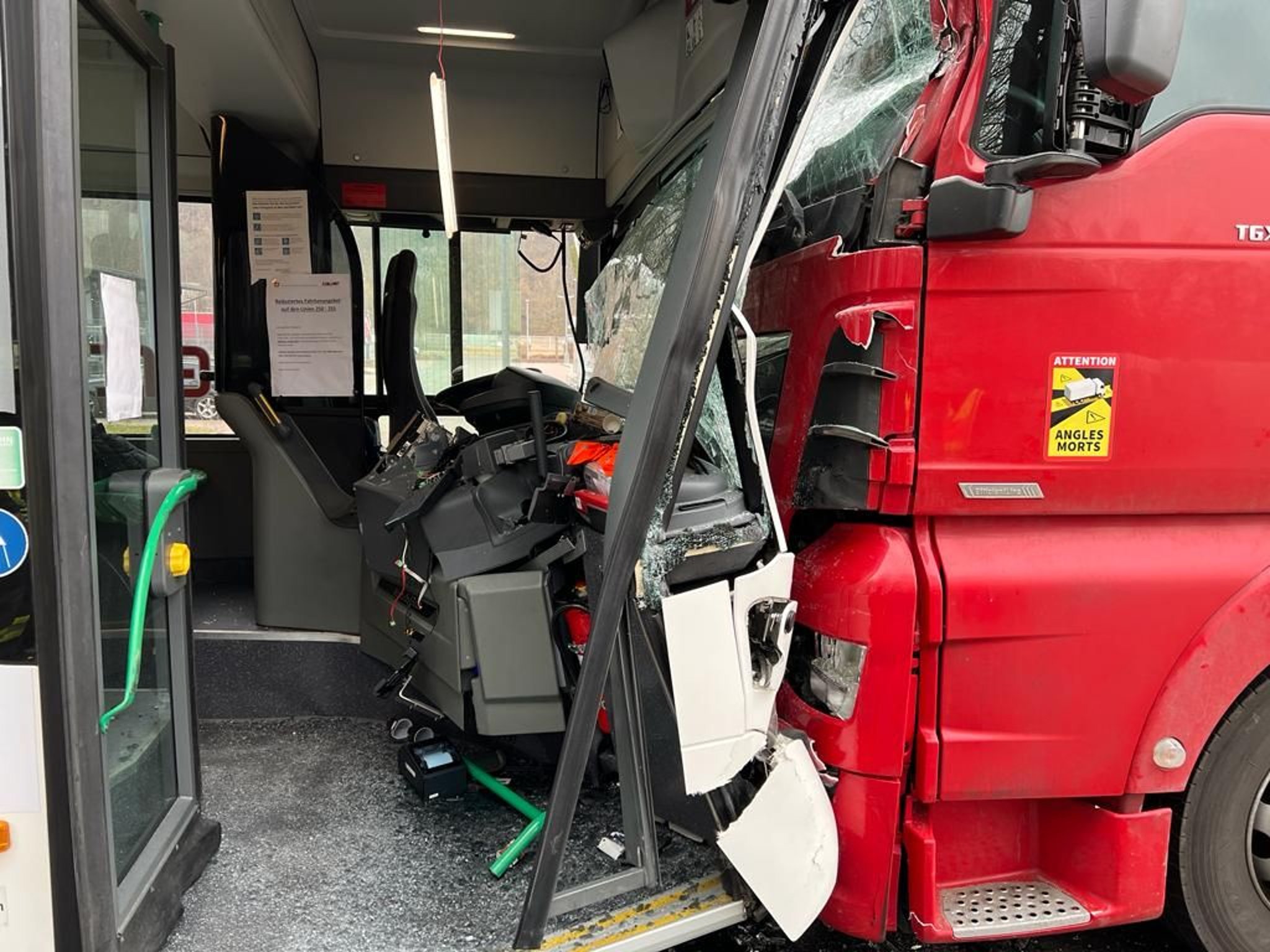Biberach: Schulbus-Unfall mit Lkw in Waldseer Straße
