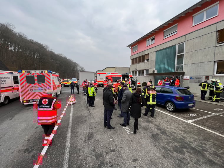 Biberach: Unfall mit Schulbus und Lkw - 28 Verletzte