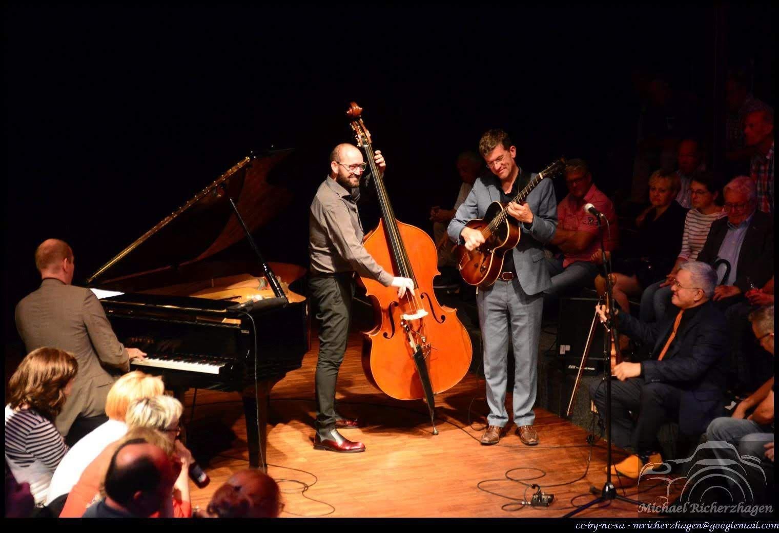 Chris Hopkins meets the Jazz Kangaroos