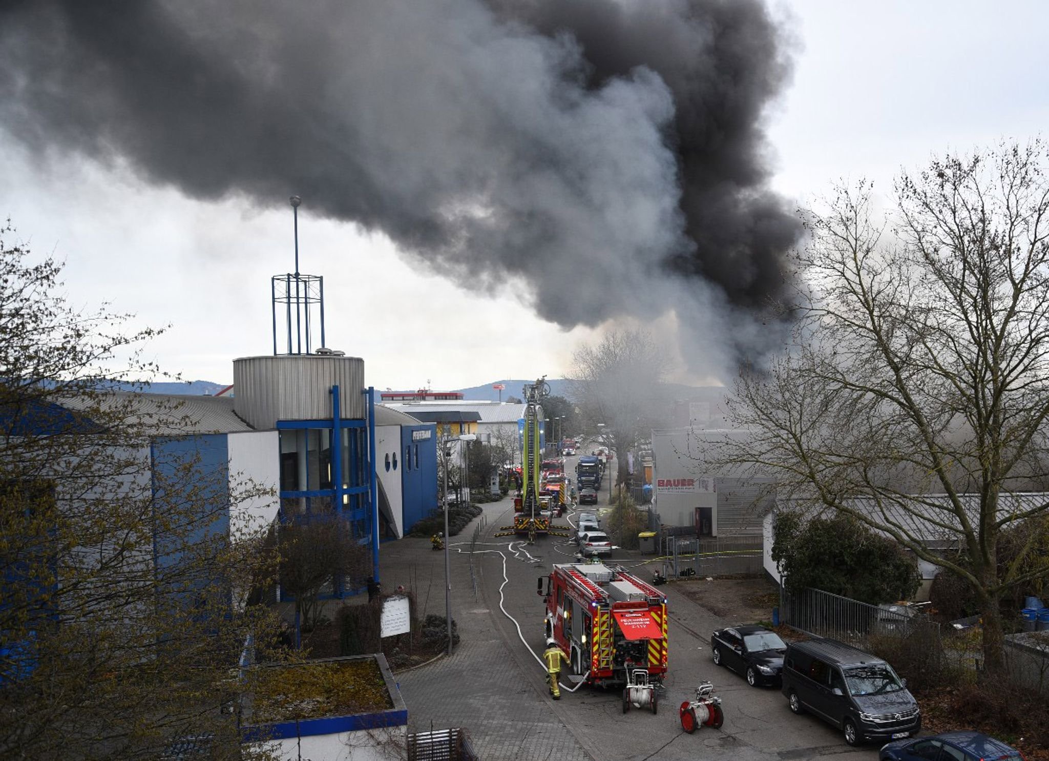 Halle in Industriegebiet brennt erneut