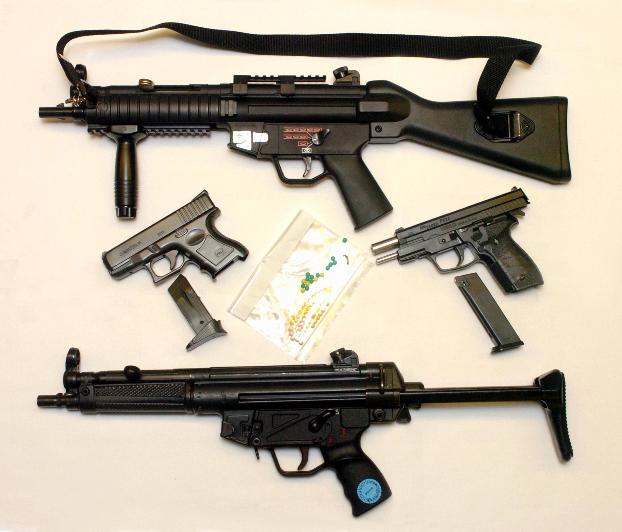 Mann schießt mit Softair-Maschinenpistole auf Arbeitskollegen