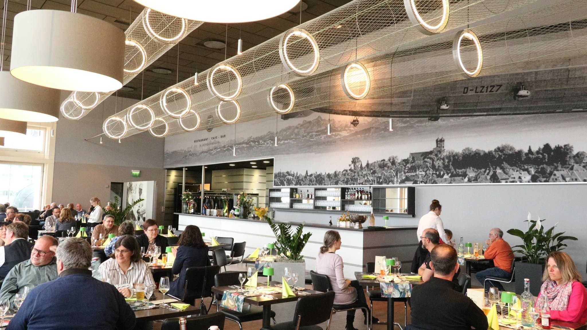 Das steht im Restaurant im Zeppelin–Restaurat auf der Speisekarte