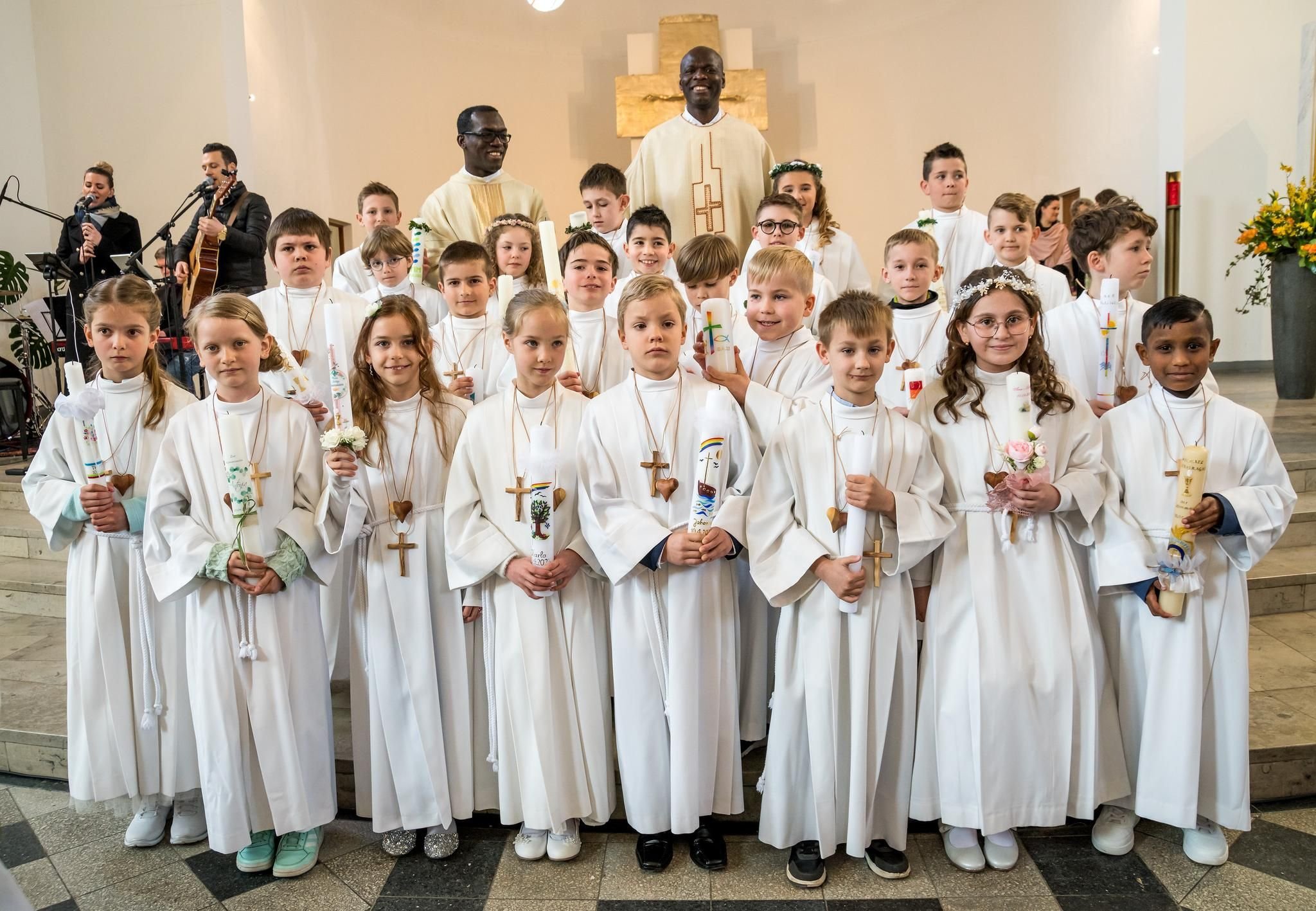 24 Kinder empfangen Sakrament der Erstkommunion