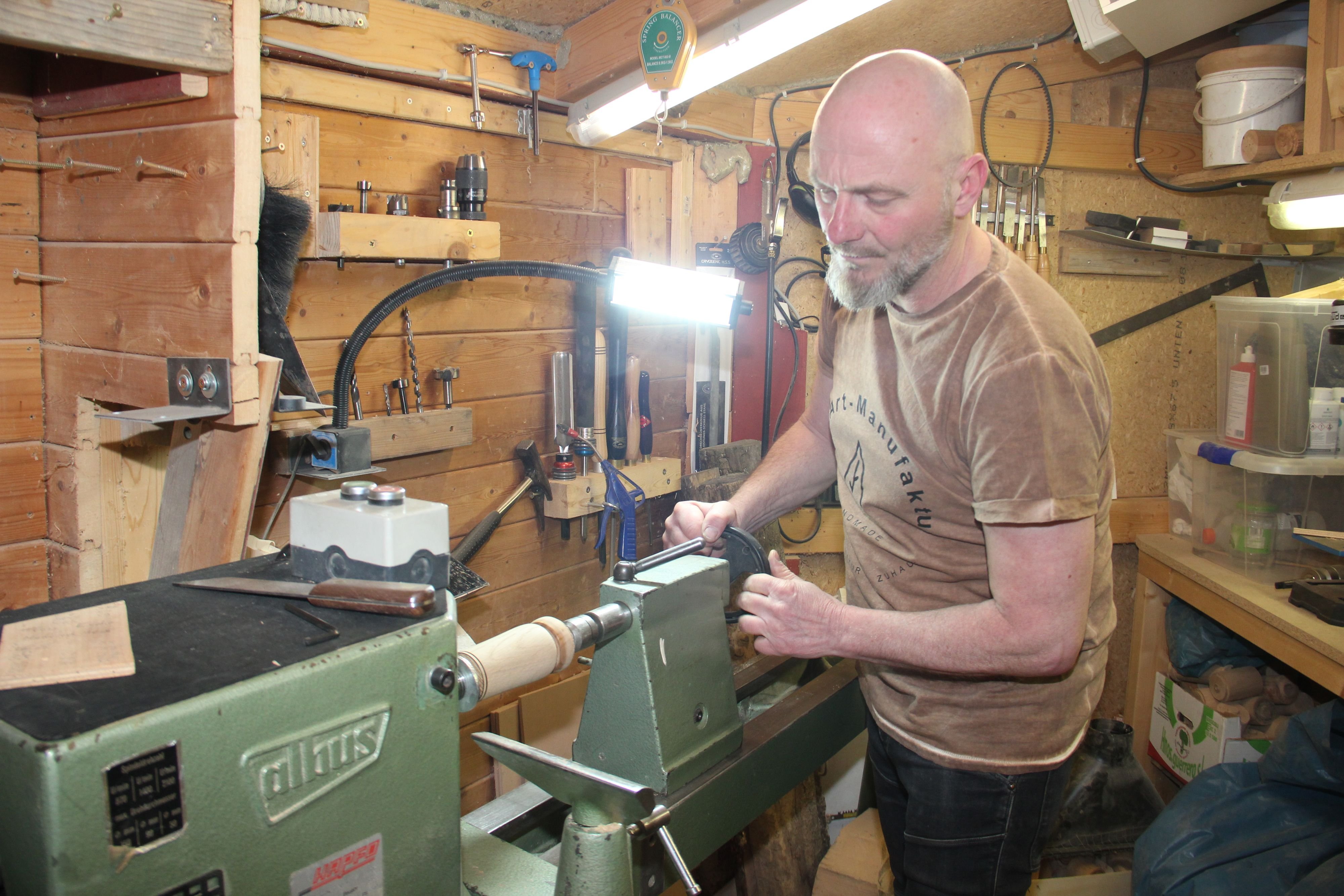 Andreas Pinnow aus Ennetach stellt Gewürzmühlen her