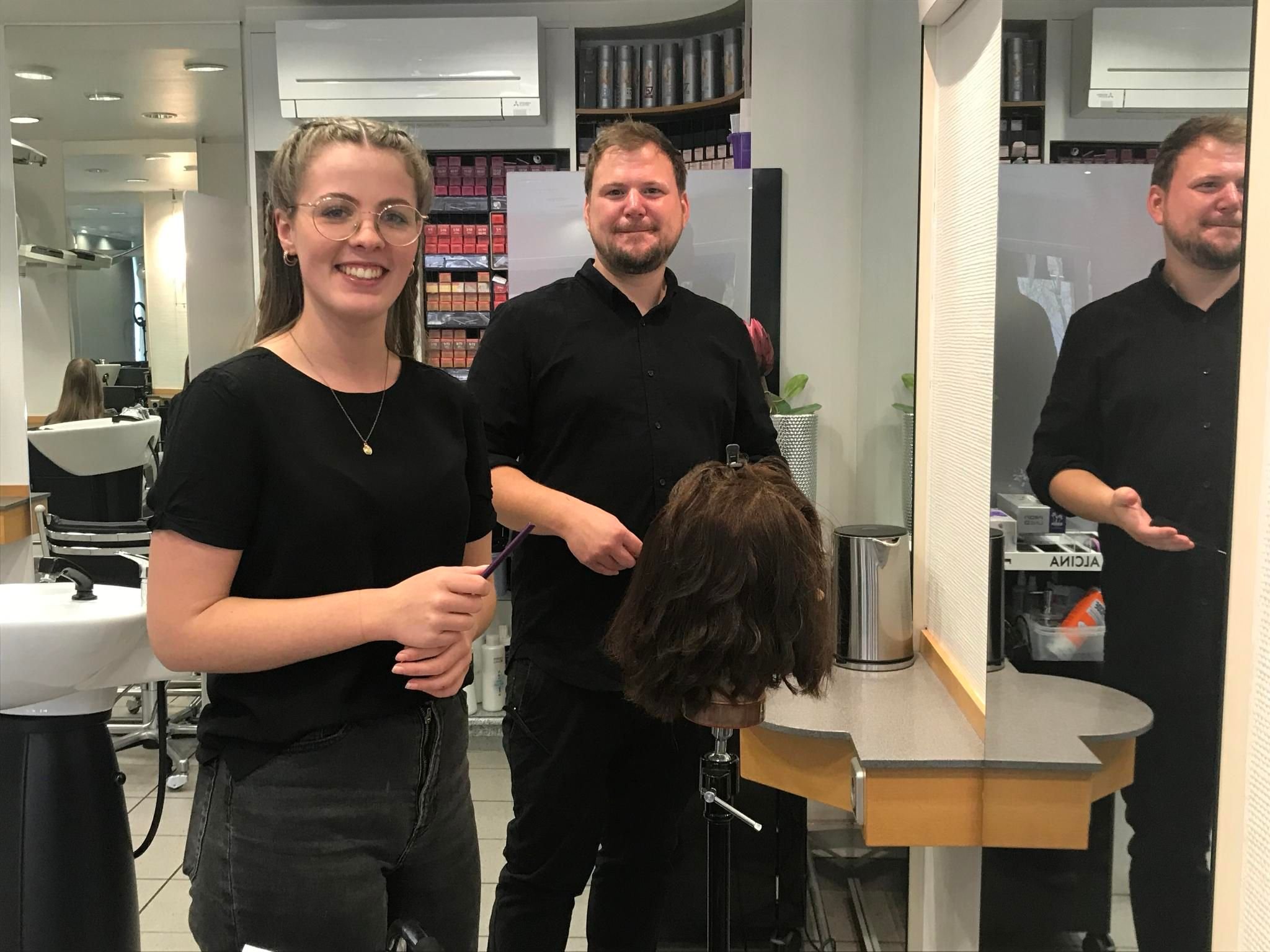 Immenstaad: Friseur–Azubi schneidet Haare in Spanien