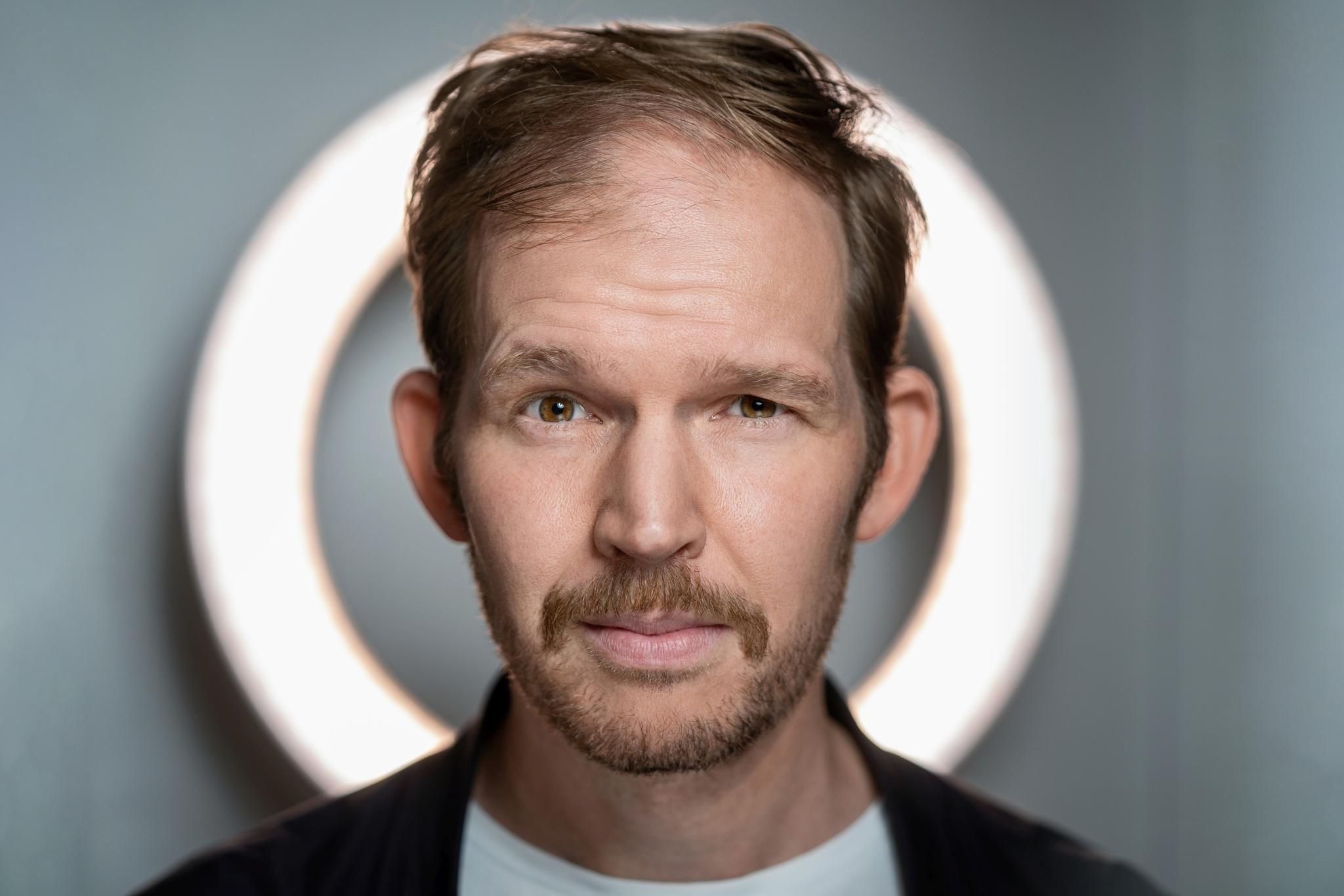 Kabarettist und Jongleur Timo Wopp zeigt sein Können im Roxy Ulm