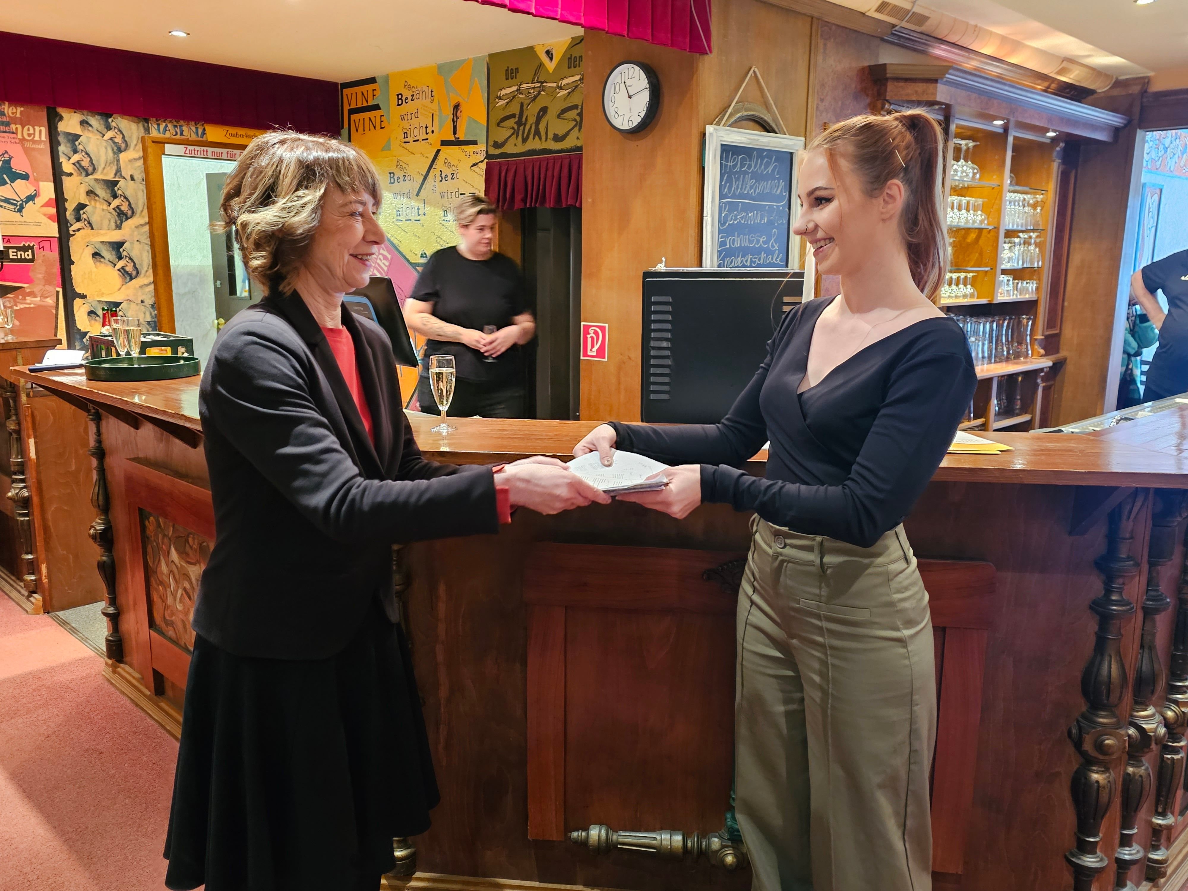 Anklamer Theater hat nun ein tanzende Pressesprecherin