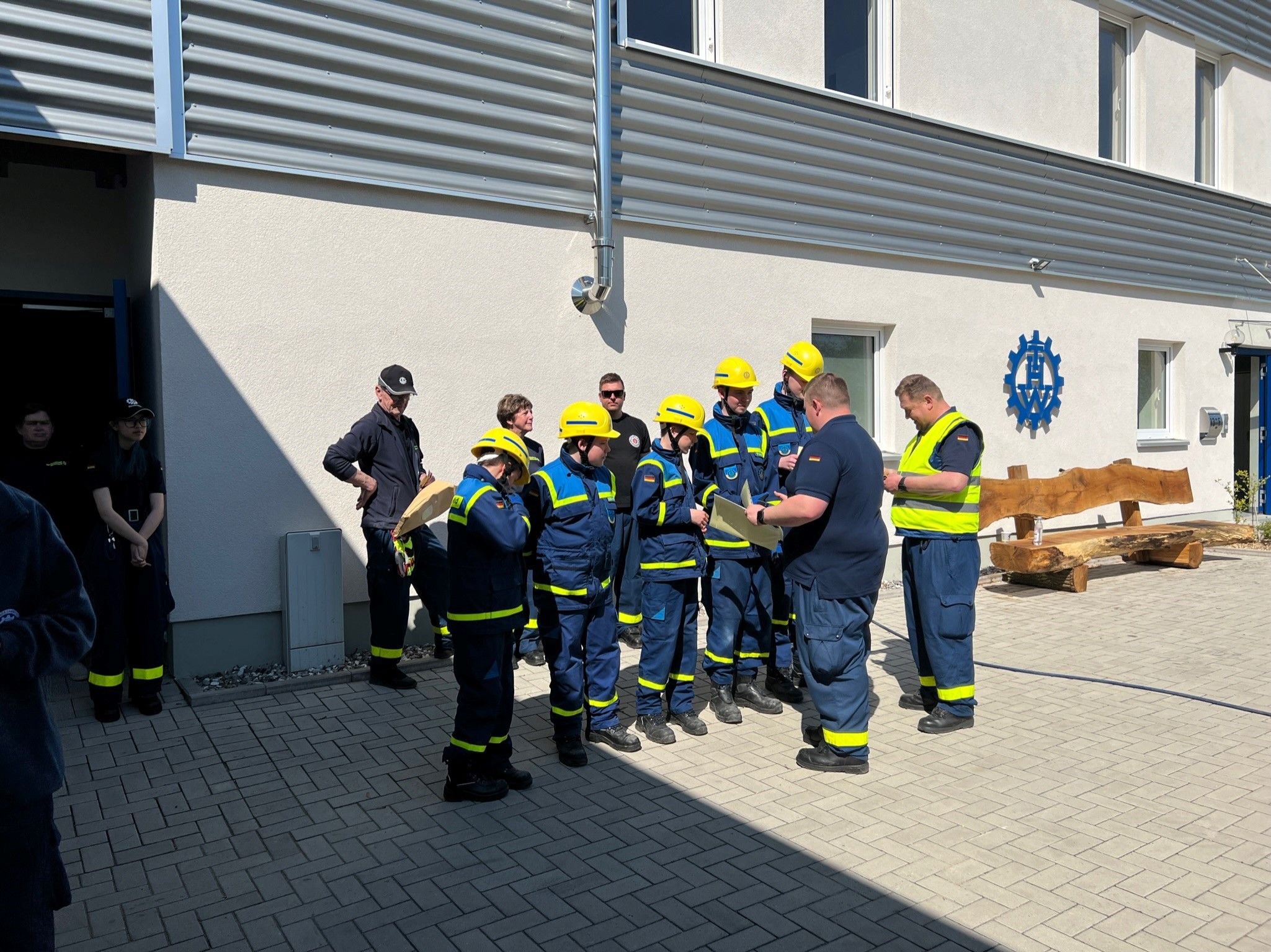 THW–Helfer müssen sich kritischen Blicken stellen