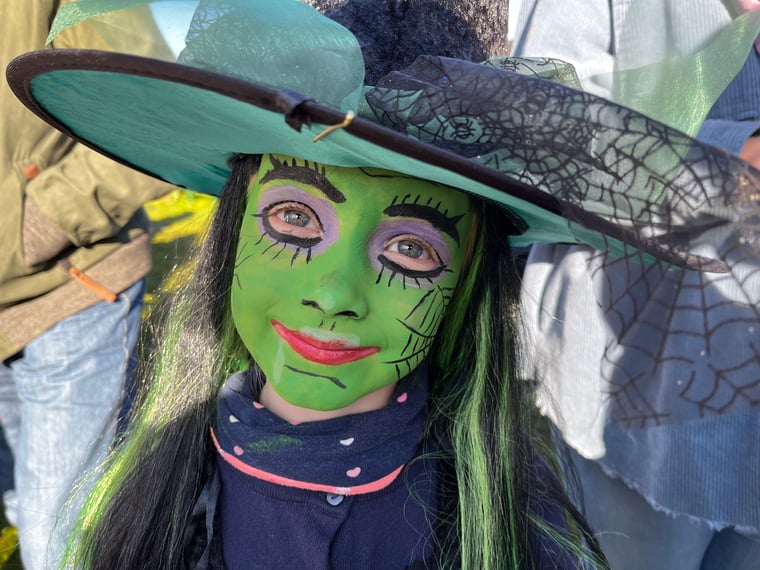 Zahlreiche Besucher in Penzlin mit Hexen auf der Burg