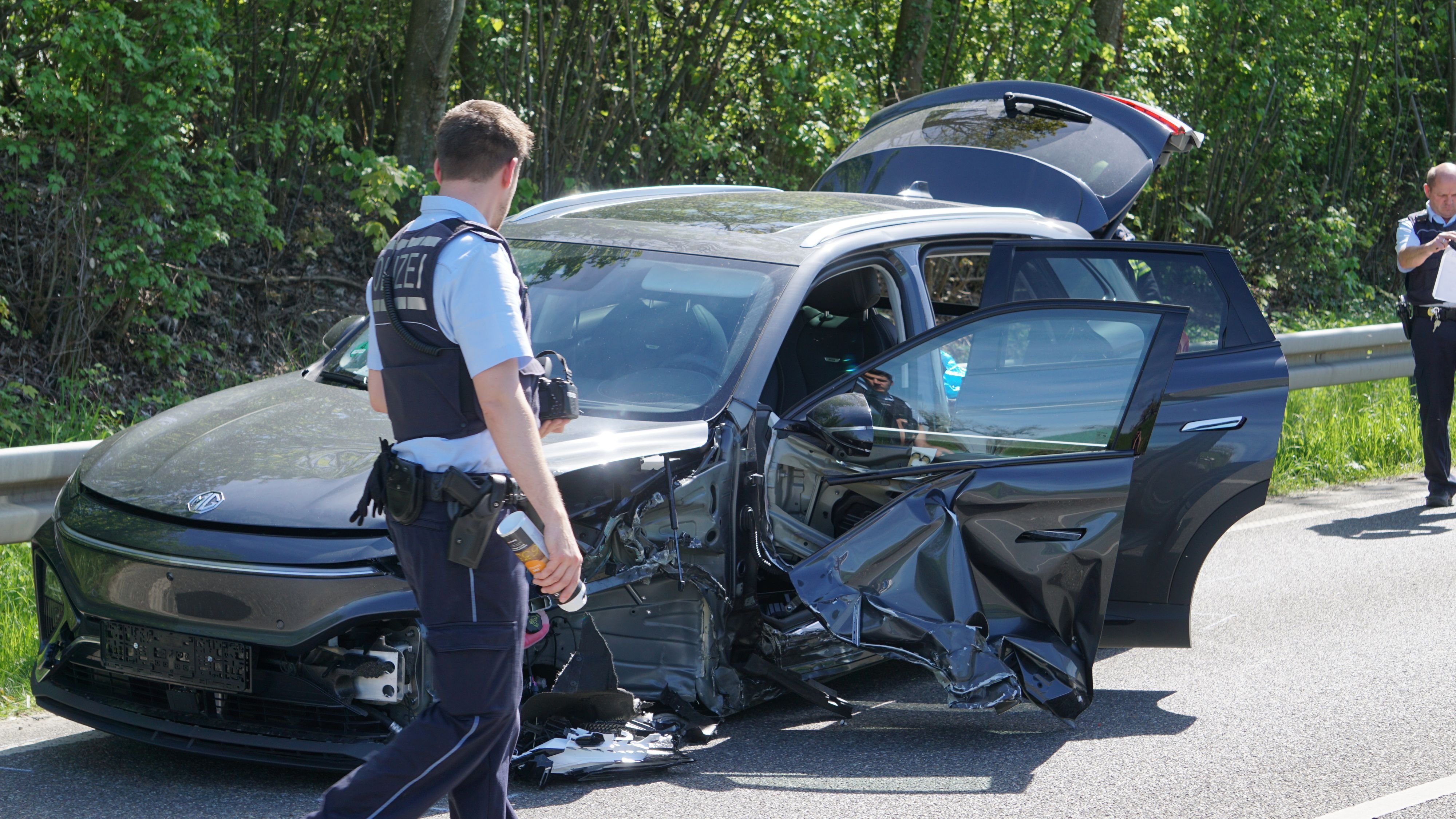 B33 bei Oberteuringen nach Unfall voll gesperrt