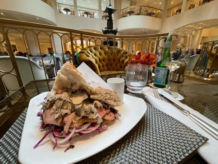 Auf einen Luxus–Döner ins Berliner Adlon